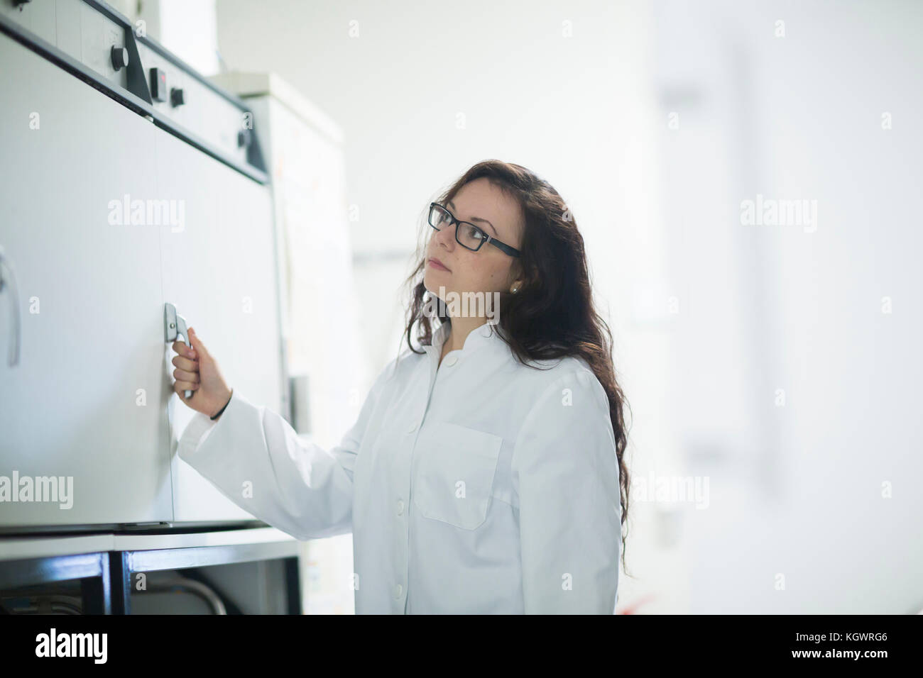 Female scientist working in a laboratory Stock Photo - Alamy
