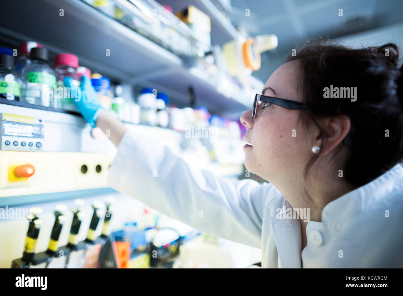 Female scientist working in a laboratory Stock Photo - Alamy