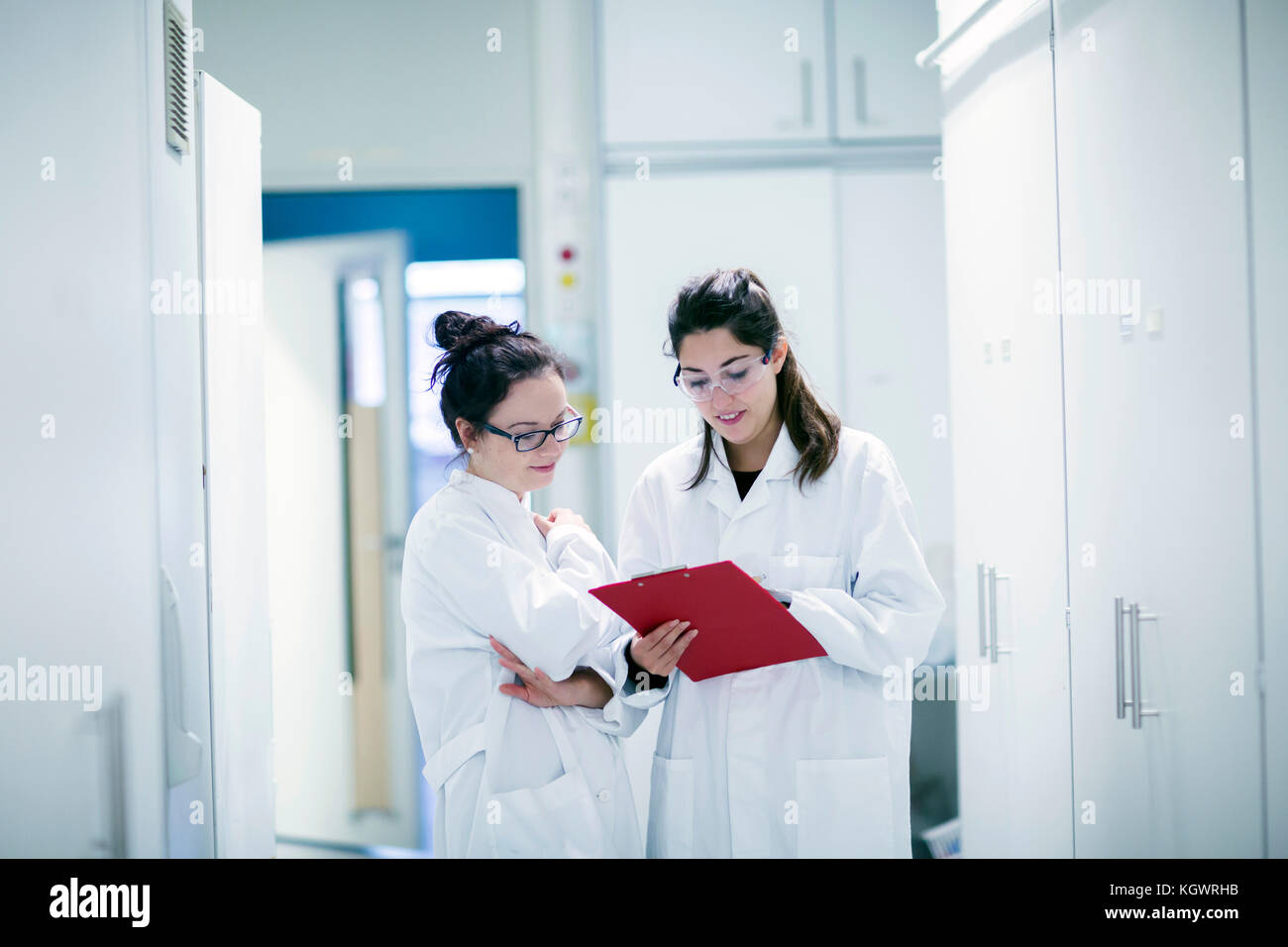 Female scientists working in a laboratory Stock Photo - Alamy
