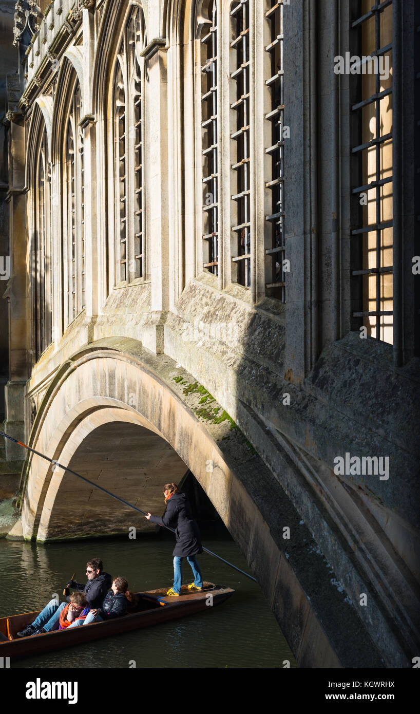Cambridge punting bridge sighs hi-res stock photography and images - Alamy
