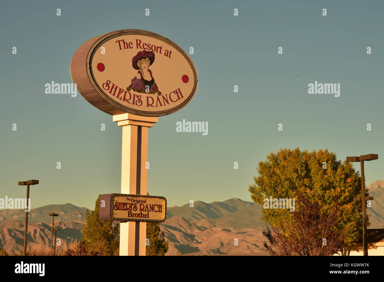 long empty highway into Death Valley Stock Photo - Alamy