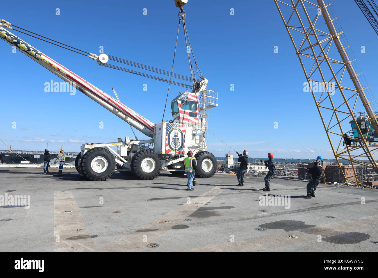 Crane operation hi-res stock photography and images - Alamy
