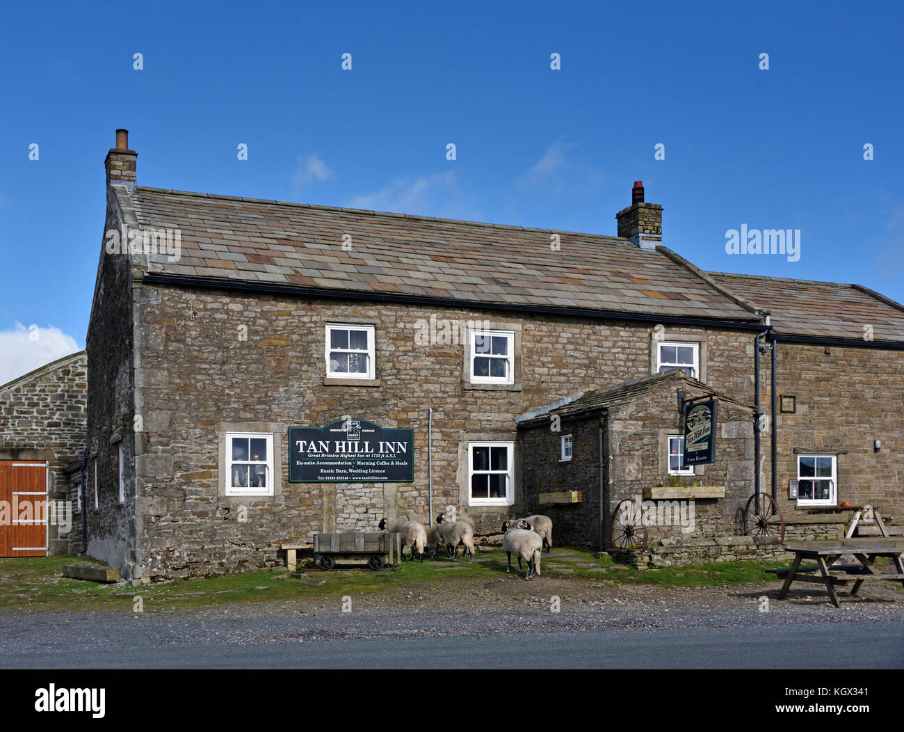 Tan hill inn hi-res stock photography and images - Alamy