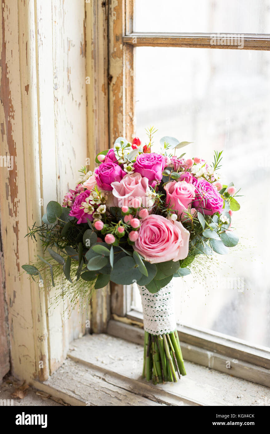 Pink wedding roses bouquet placed in a old style window Stock Photo - Alamy