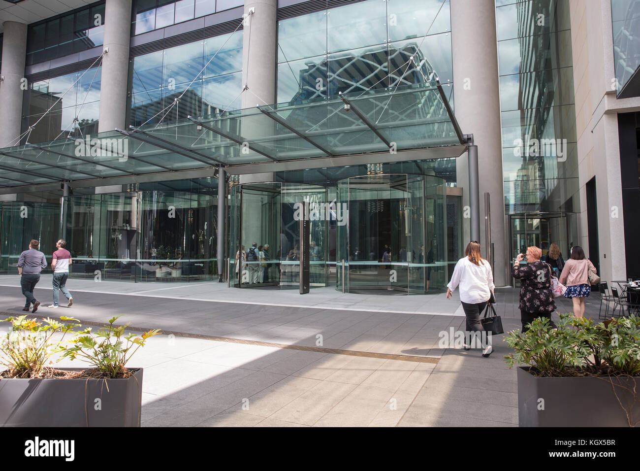 Office workers in the newly regenerated Barangaroo corporate precinct ...