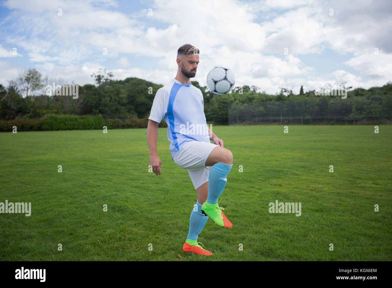 Sportsman juggling soccer ball hi-res stock photography and images - Alamy