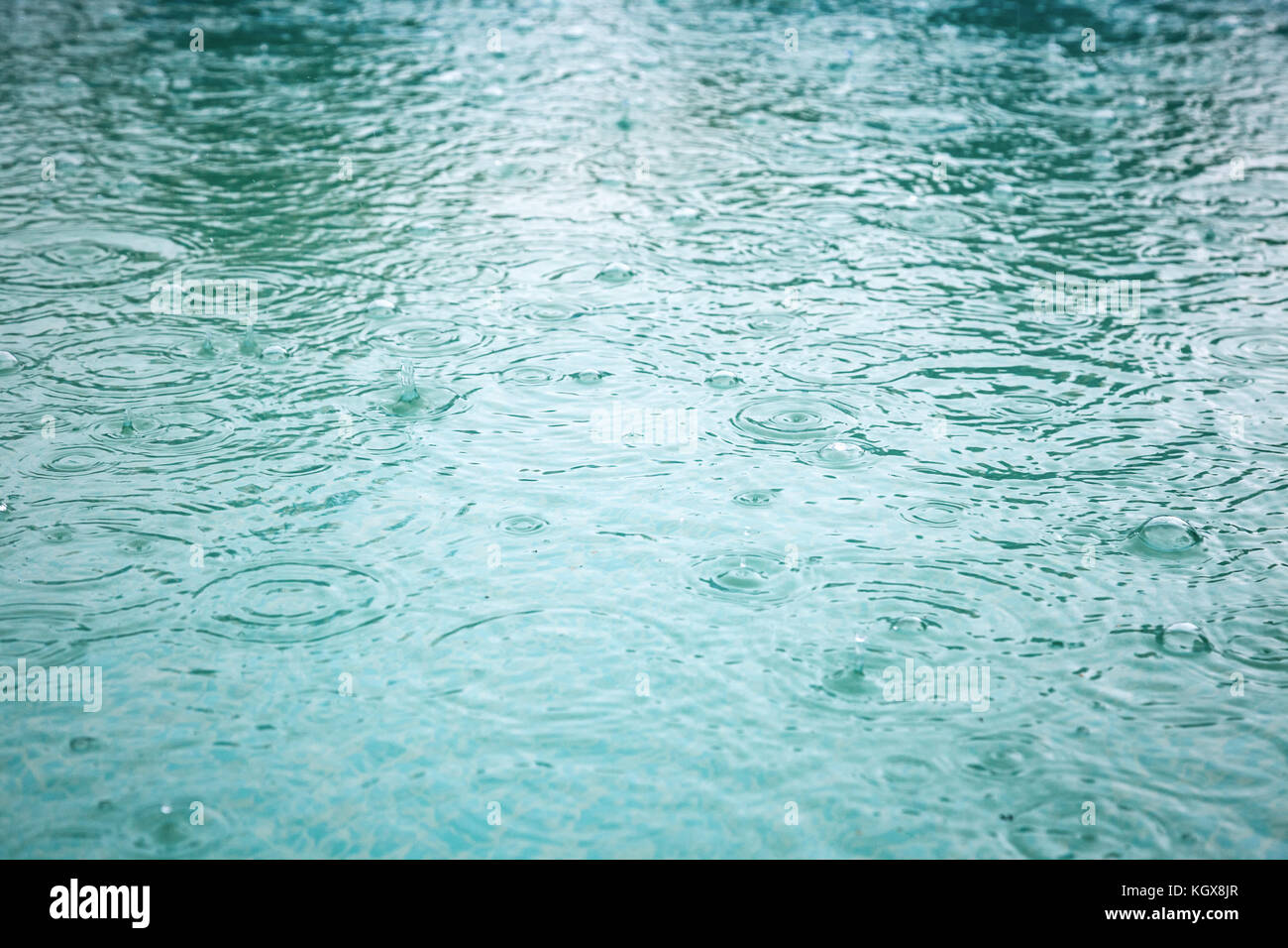 Raindrops at a water surface Stock Photo - Alamy