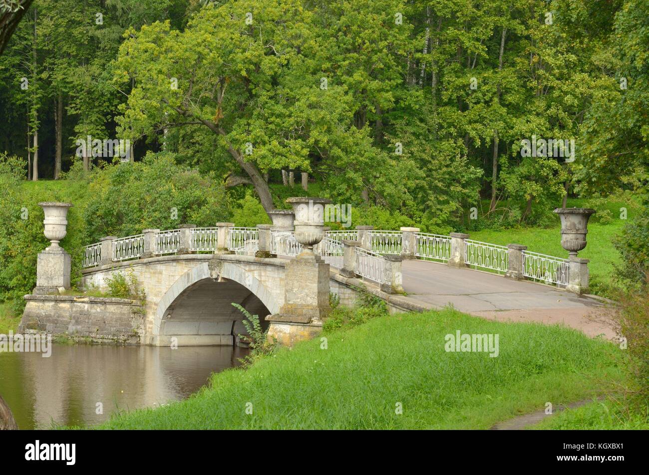 Beautiful stone bridge in the Park across the river Stock Photo - Alamy