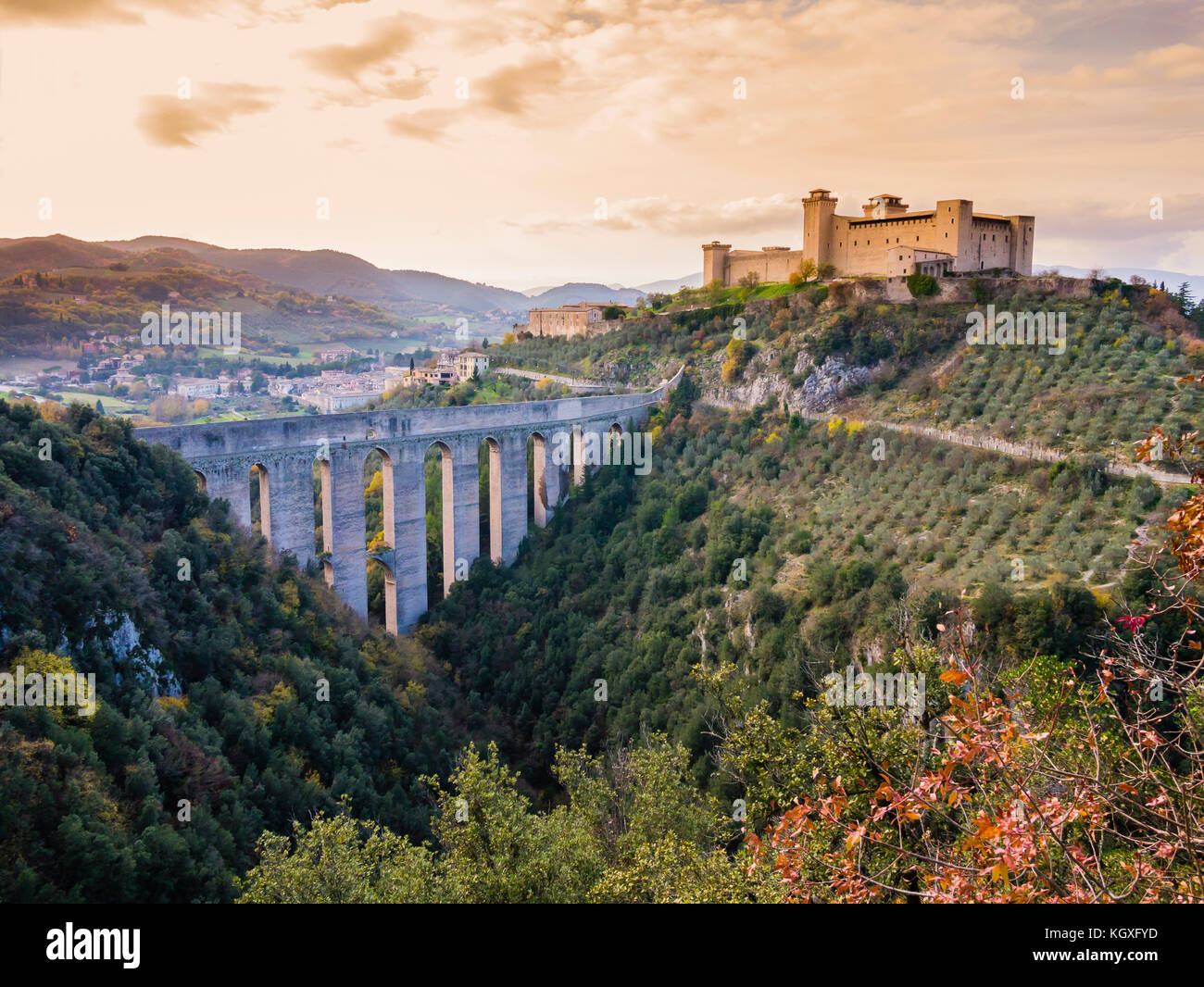 Scenic view of Albornoz medieval castle and Ponte delle Torri, Spoleto ...