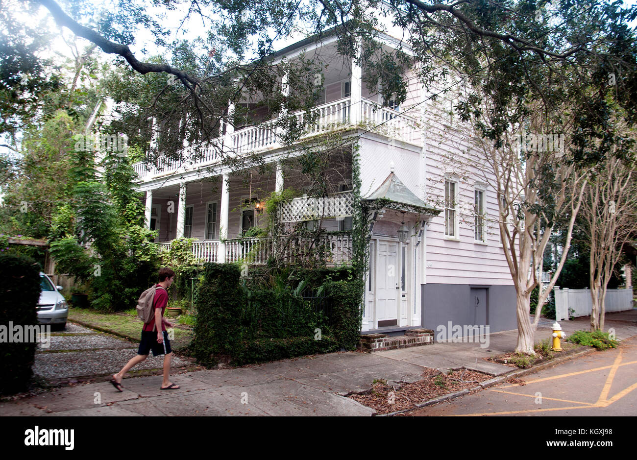 In Charleston, South Carolina, USA, an elegant townhouse with its porch ...