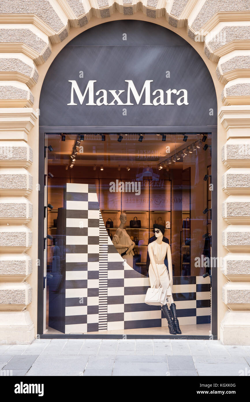 Retail window display luxury hi-res stock photography and images - Alamy