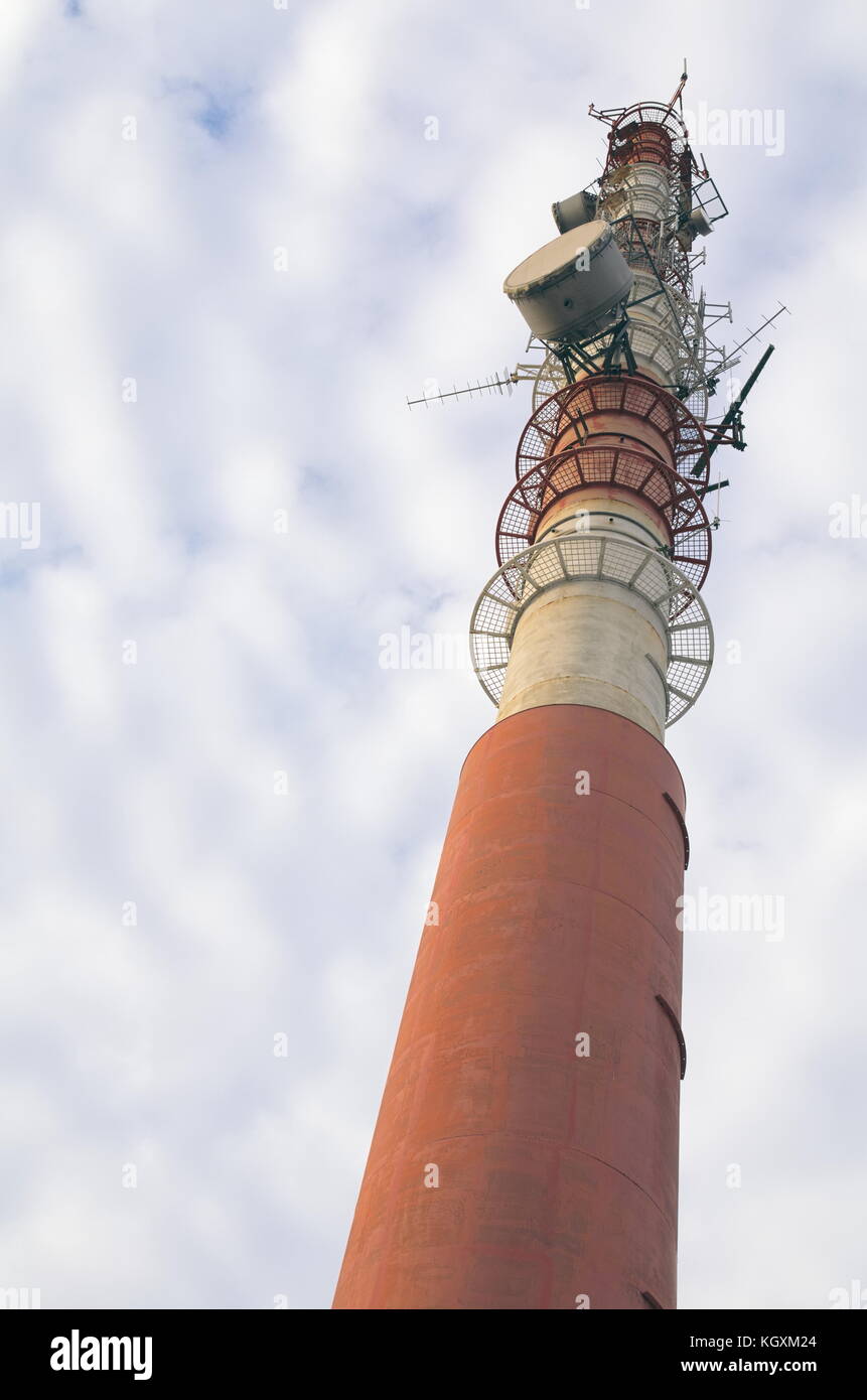 Red and white radio tower hi-res stock photography and images - Alamy