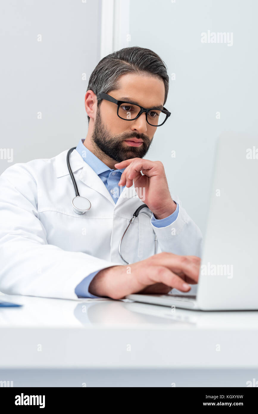 doctor using laptop Stock Photo - Alamy