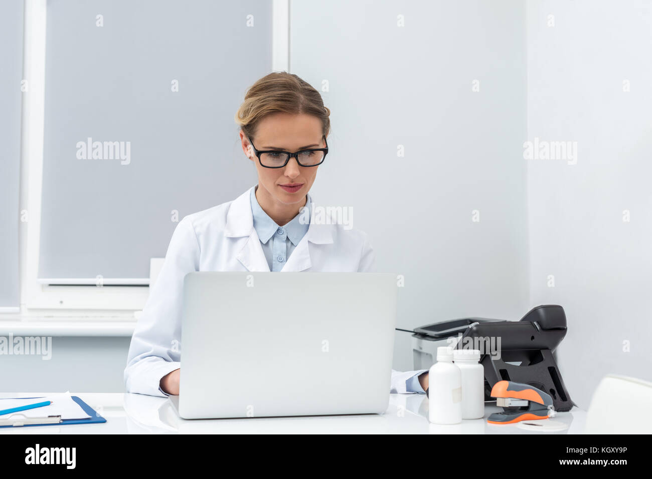 female doctor using laptop Stock Photo - Alamy