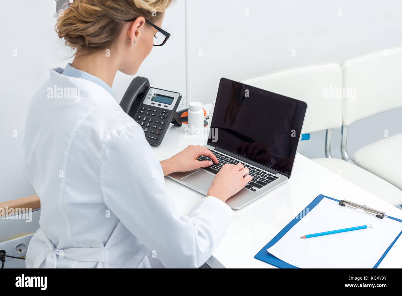 female doctor using laptop Stock Photo - Alamy