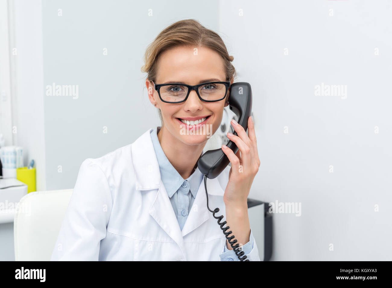 Female therapist phone hi-res stock photography and images - Alamy