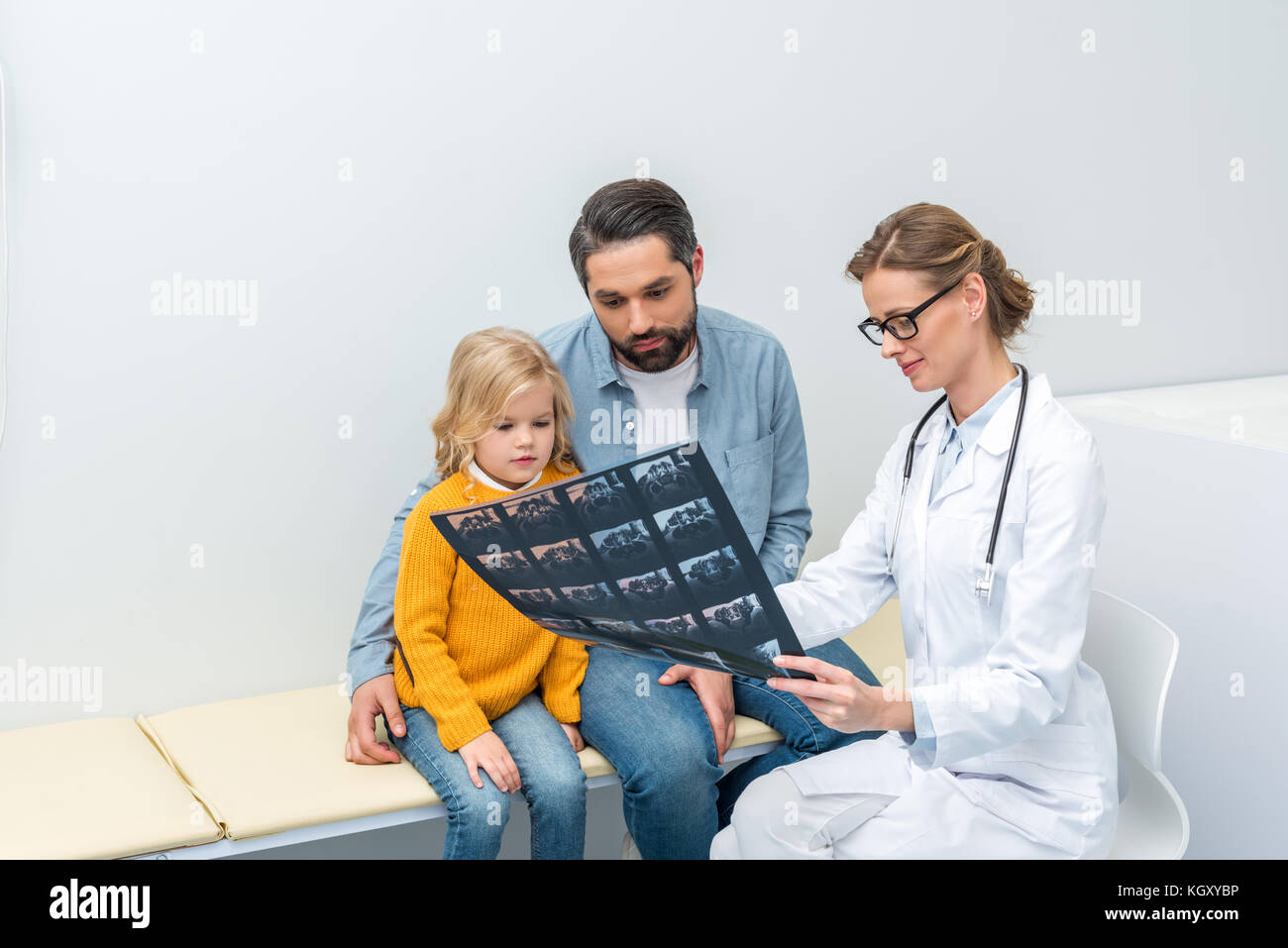 doctor showing x-ray to patients Stock Photo - Alamy