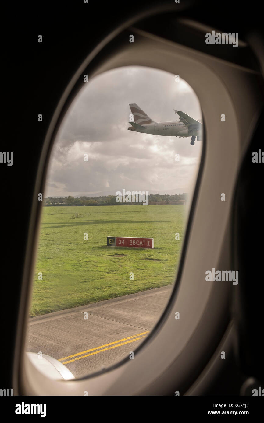 Airport plane window hi-res stock photography and images - Alamy