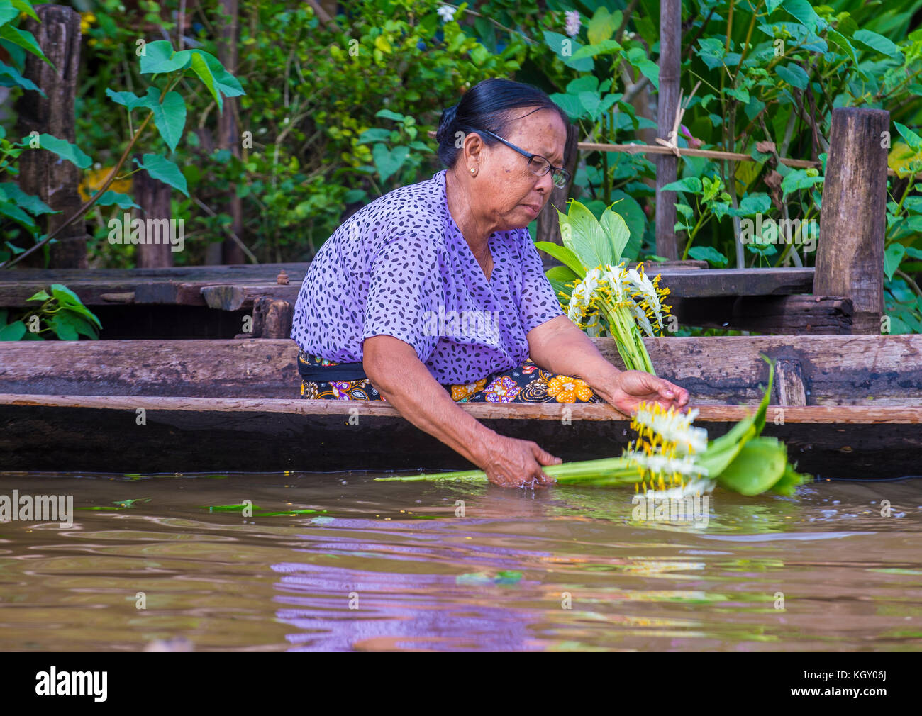 Intha girl hi-res stock photography and images - Alamy
