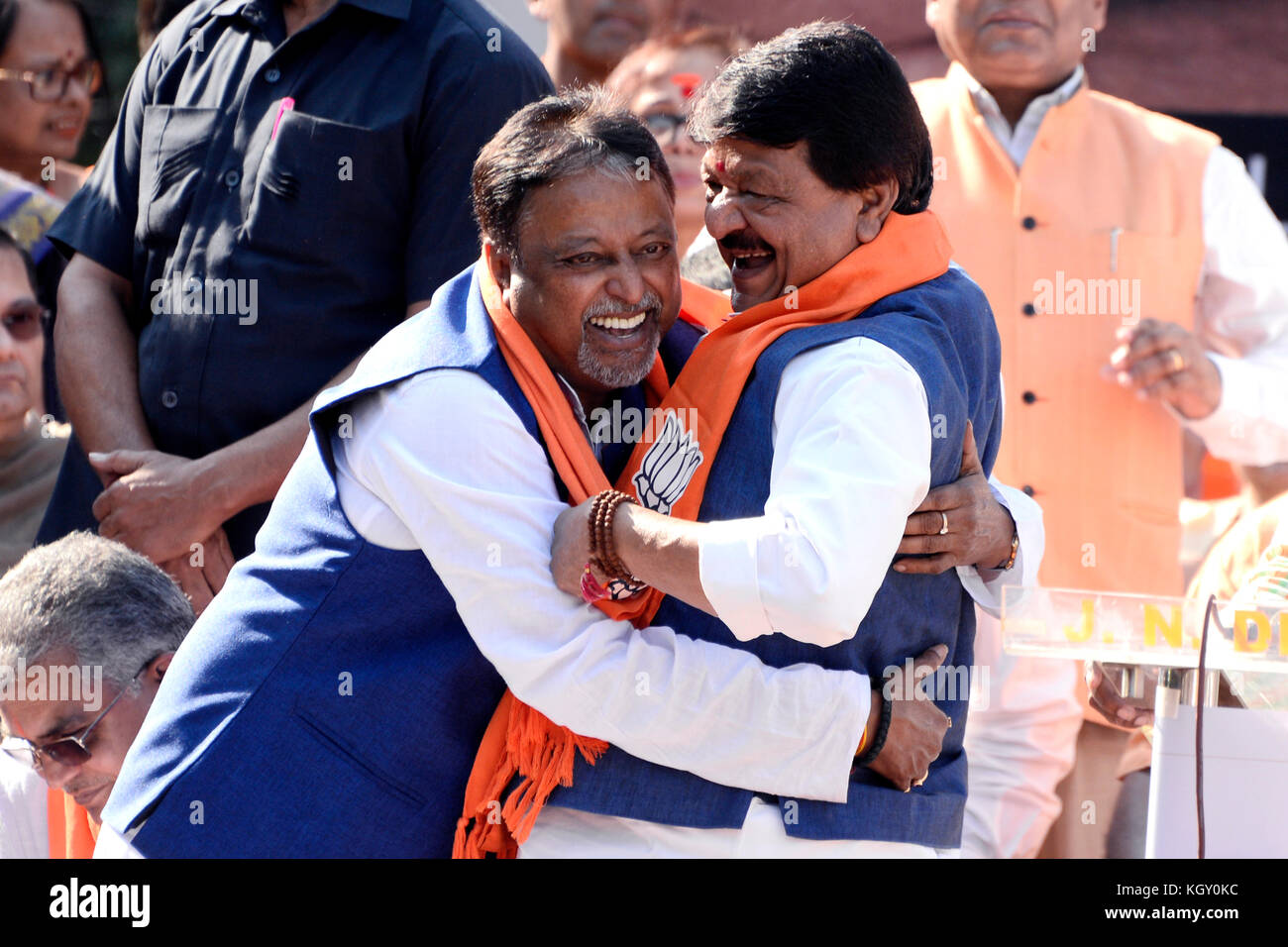 Kolkata, India. 10th Nov, 2017. Kailash Vijayvargiya (right) greets ...