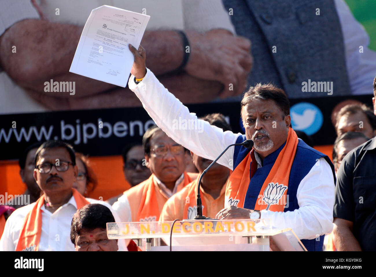 Kolkata, India. 10th Nov, 2017. Mukul Roy show documents during the ...