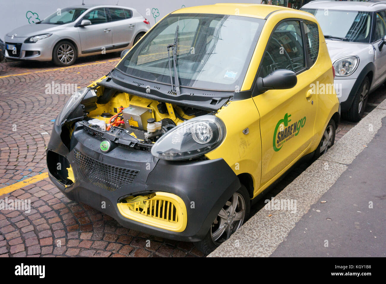 Smashed hood hi-res stock photography and images - Alamy