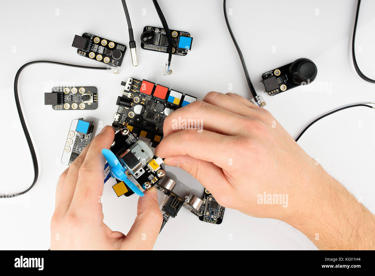 Connecting electrical parts above view. Assembling robot kit Stock Photo - Alamy
