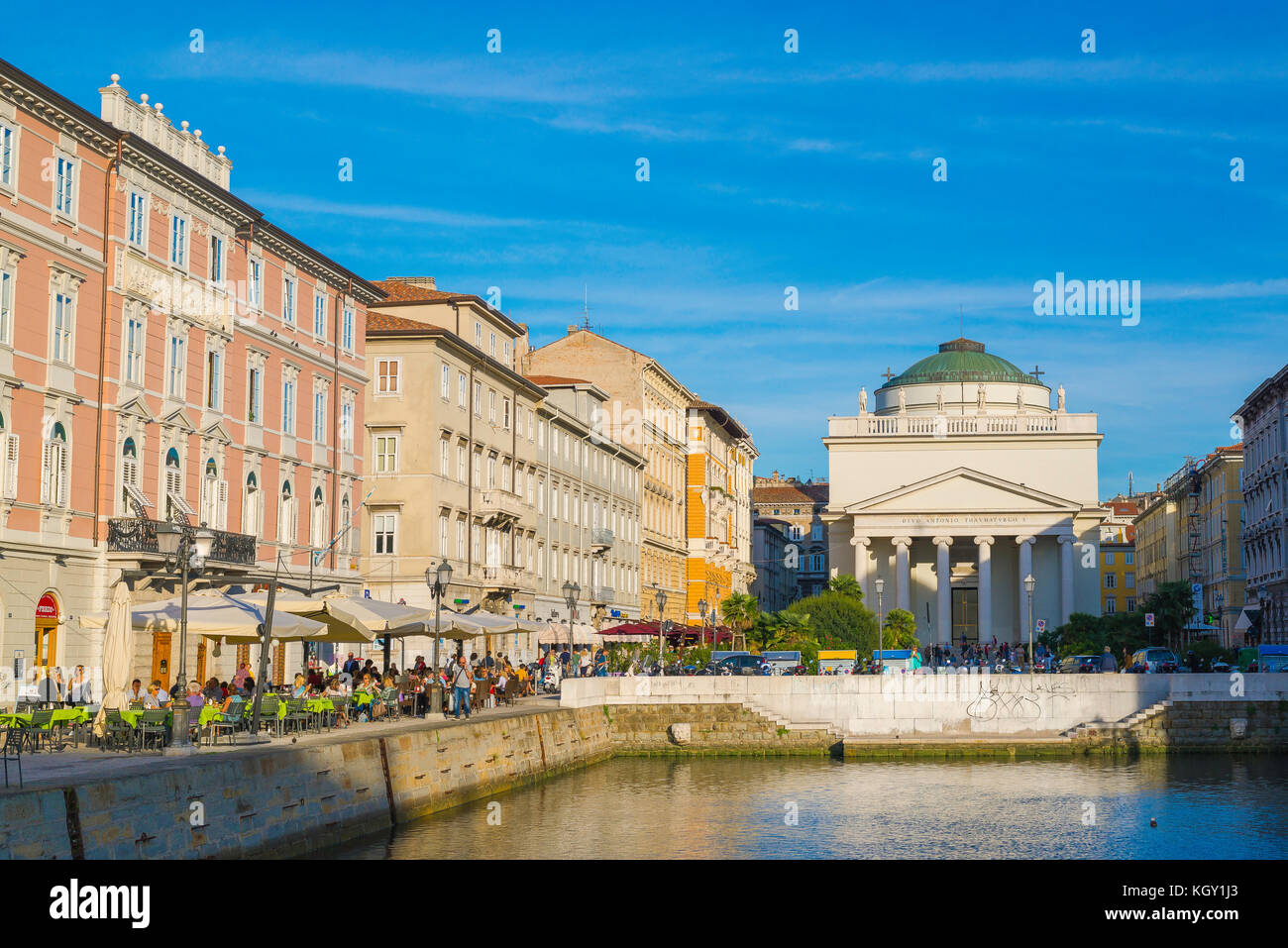 Waterfront bars hi-res stock photography and images - Alamy