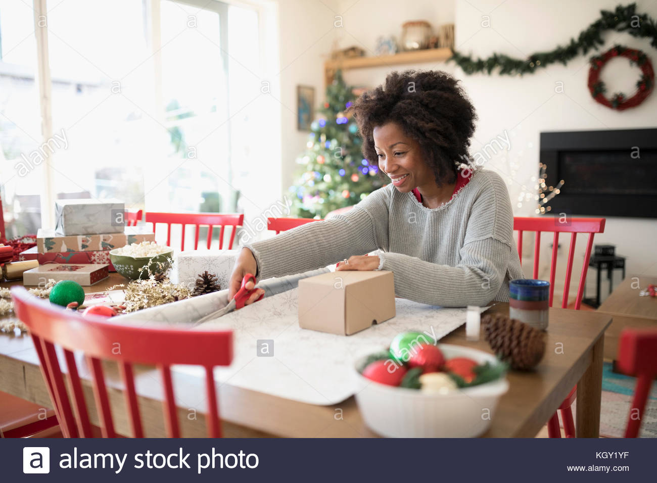 Wrapping table hi-res stock photography and images - Alamy