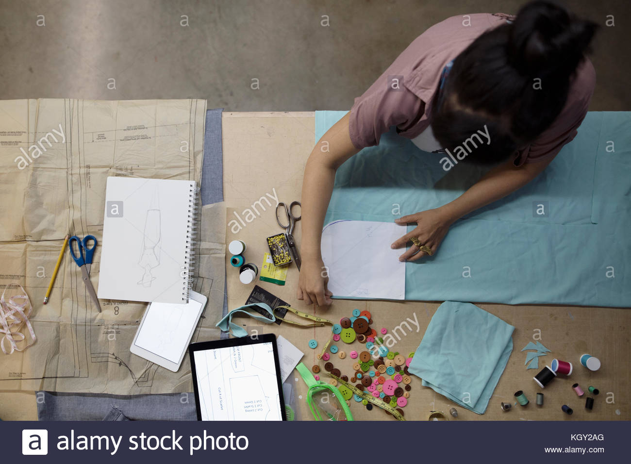 Cutting Fabric Stock Photos & Cutting Fabric Stock Images - Alamy