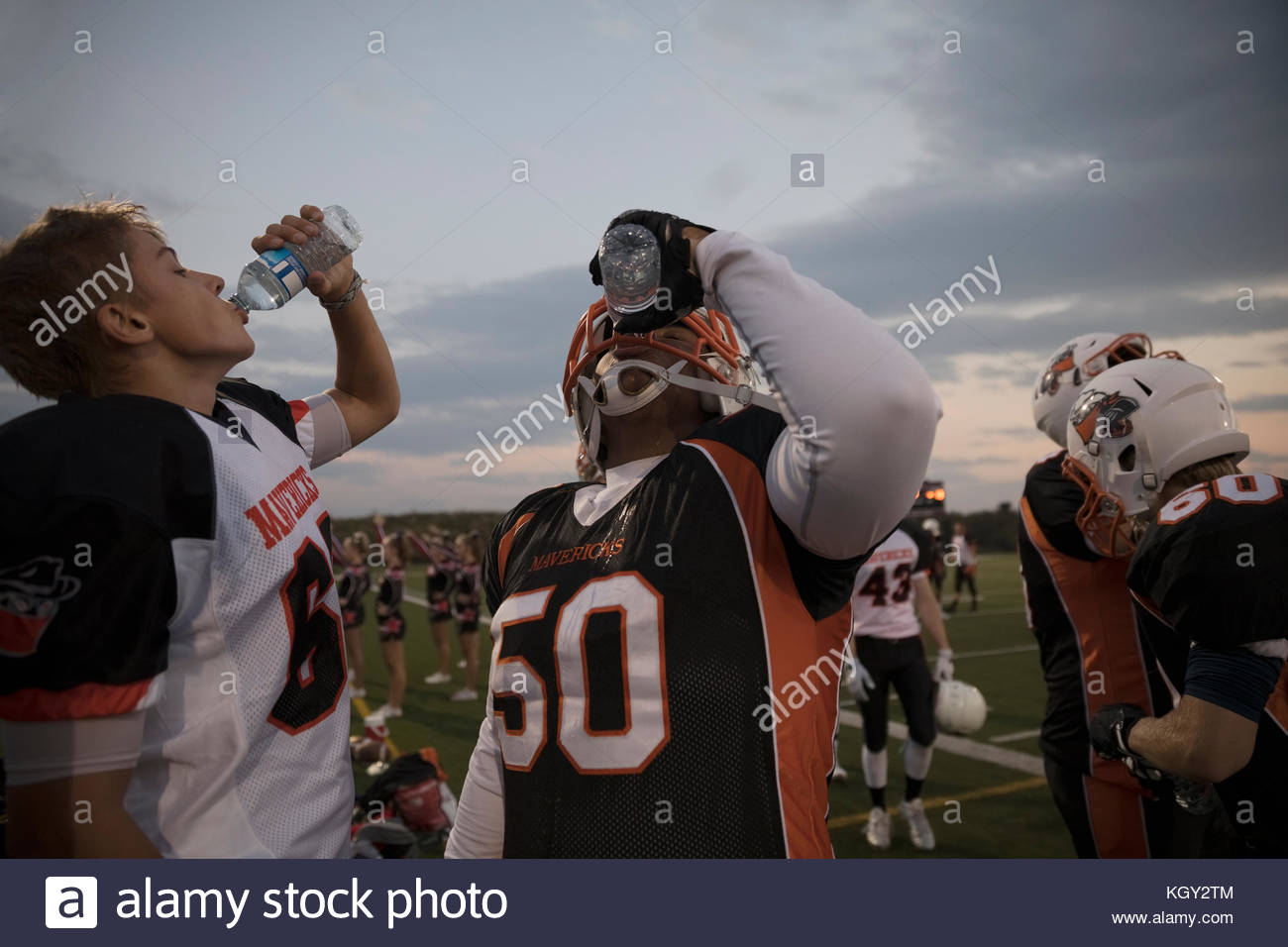 American football players water hi-res stock photography and images - Alamy
