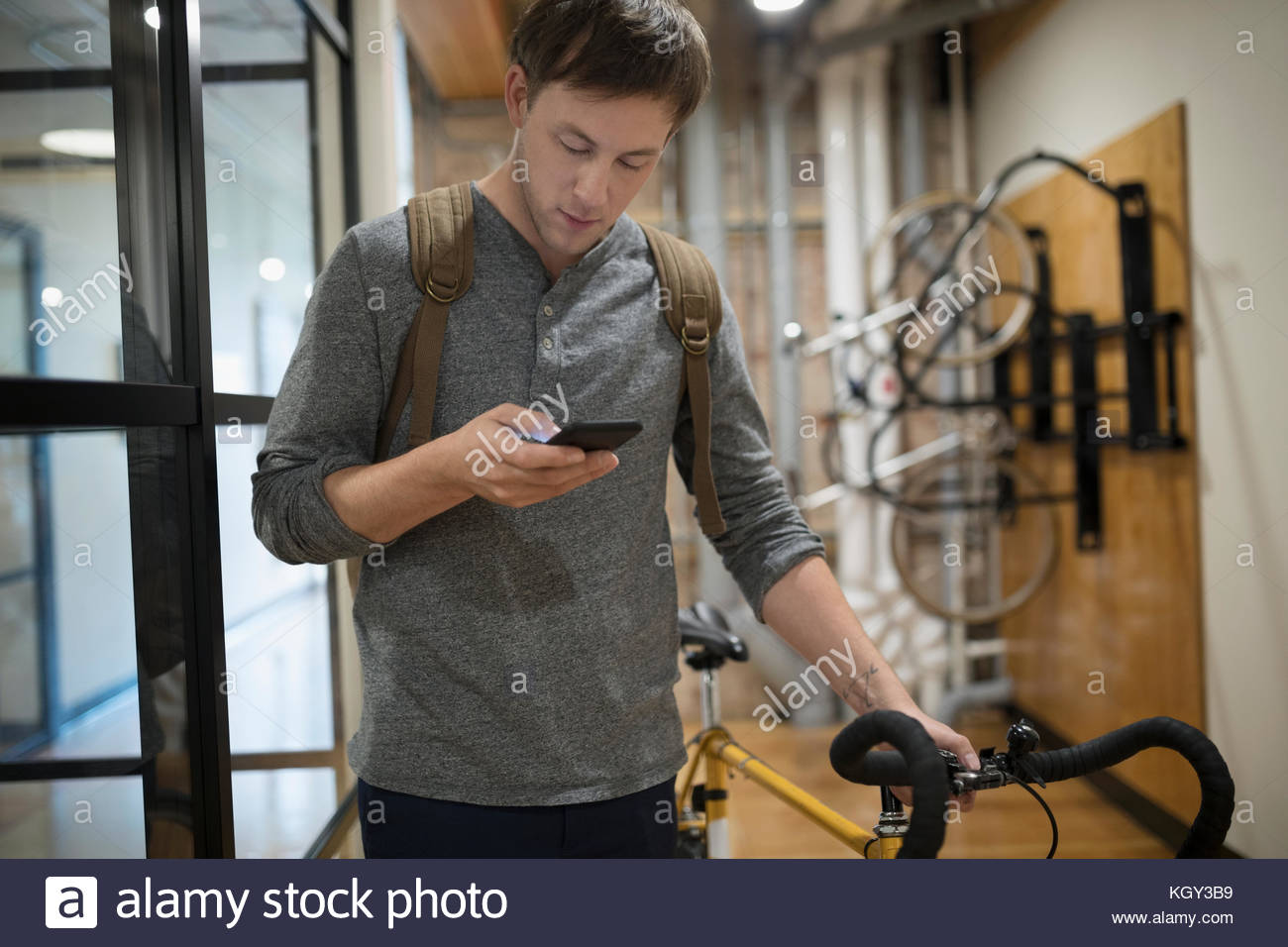 Texting while walking hi-res stock photography and images - Alamy