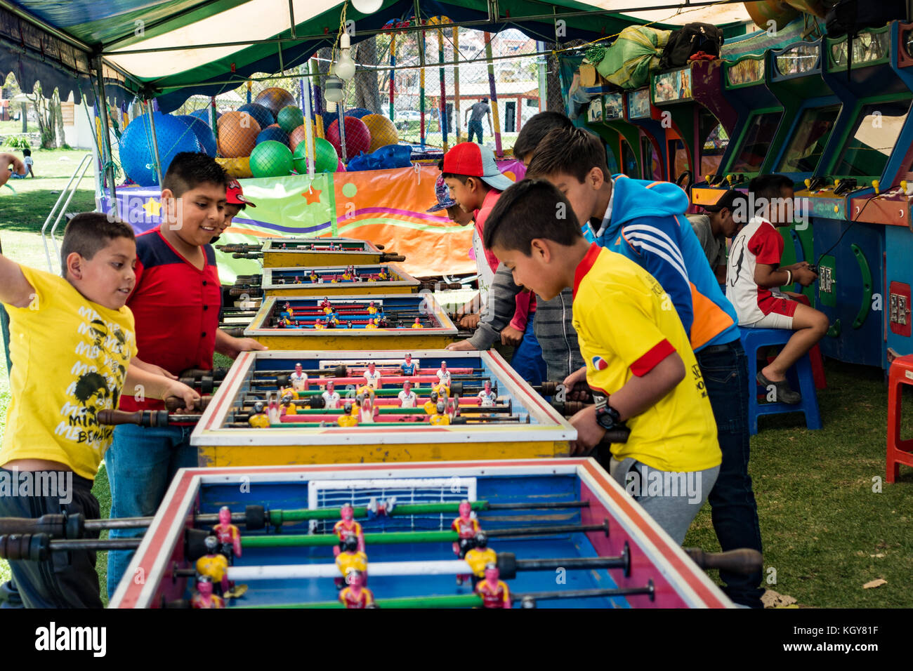 Preteen friends amusement park hi-res stock photography and images - Alamy