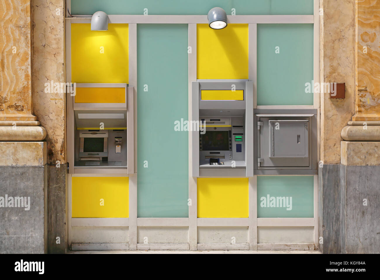 Bank teller window hi-res stock photography and images - Alamy