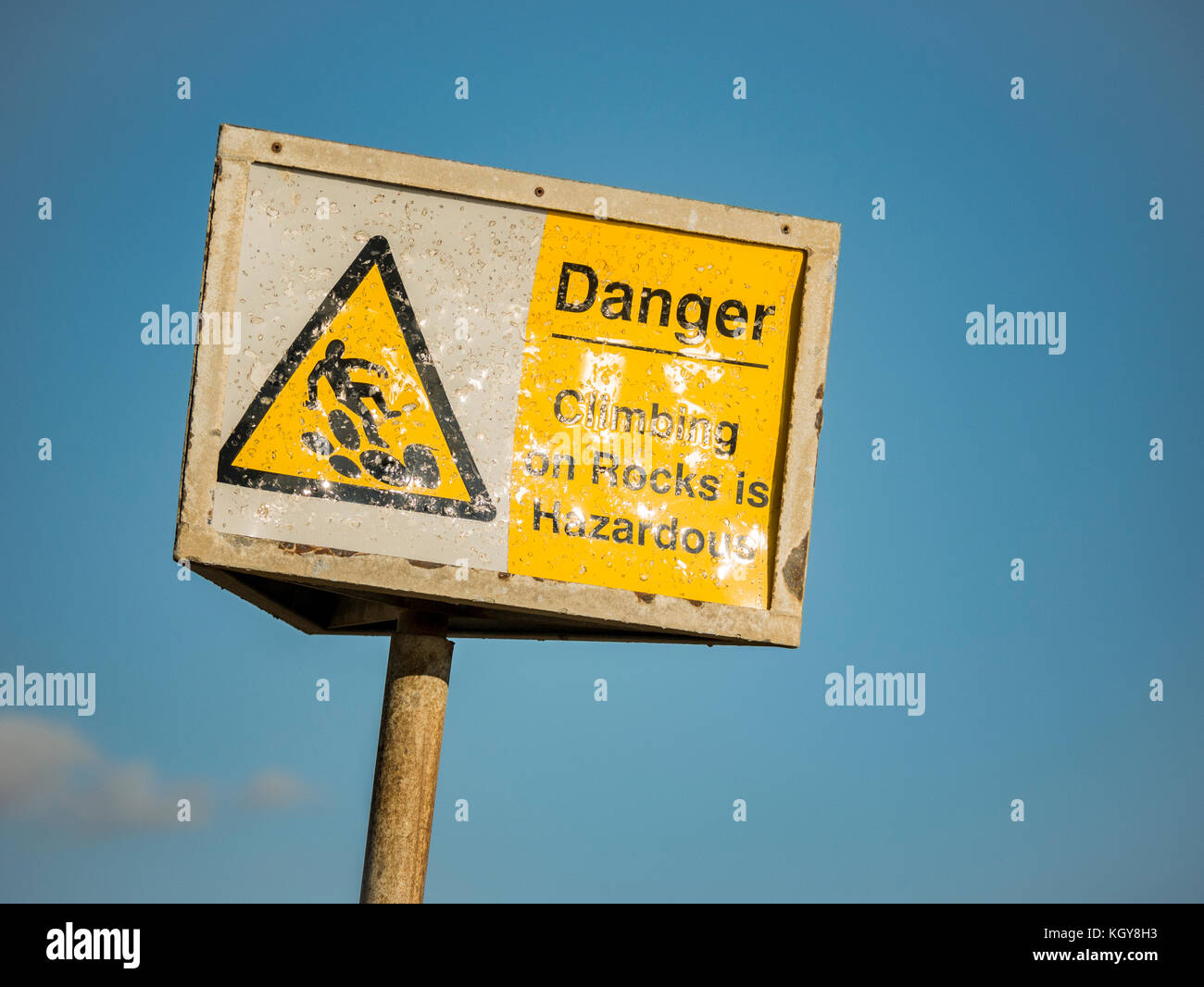 Slippery rocks warning sign hi-res stock photography and images - Alamy