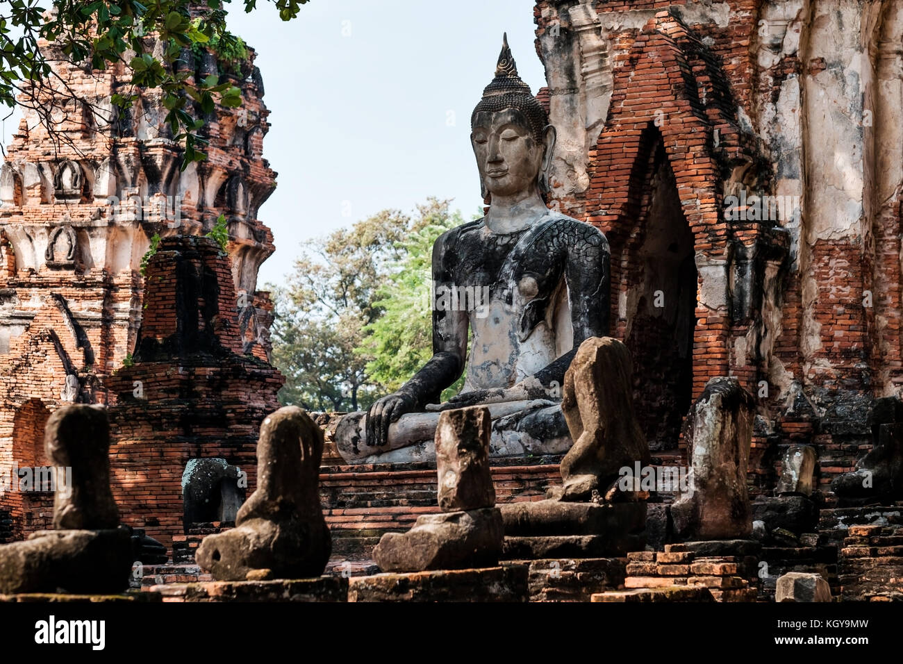 Ancient buddha statue were destroyed during the war,no head in ...