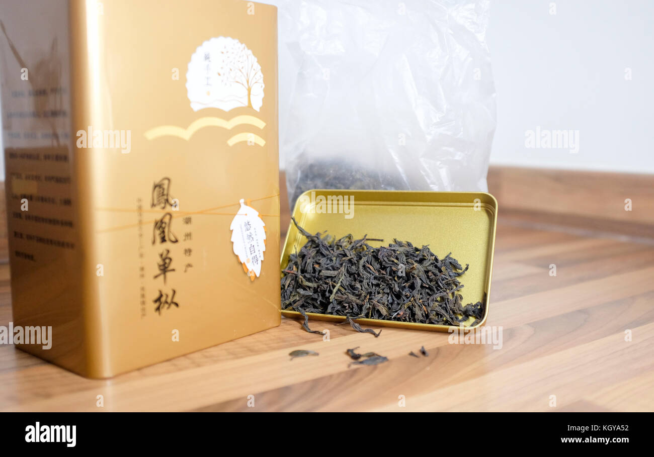 Tin of Chinese Herbal tea Stock Photo - Alamy