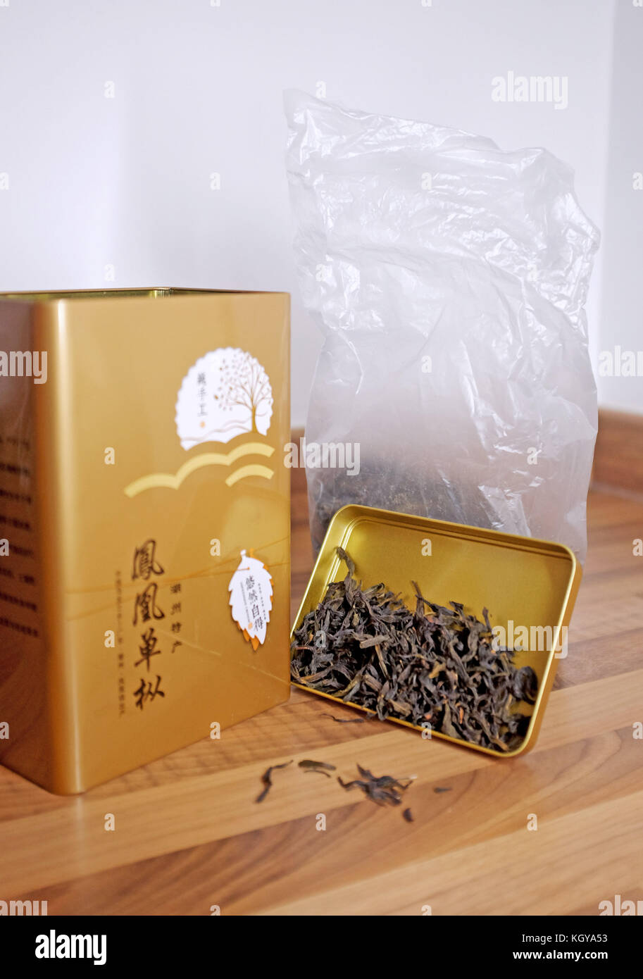 Tin of Chinese Herbal tea Stock Photo - Alamy