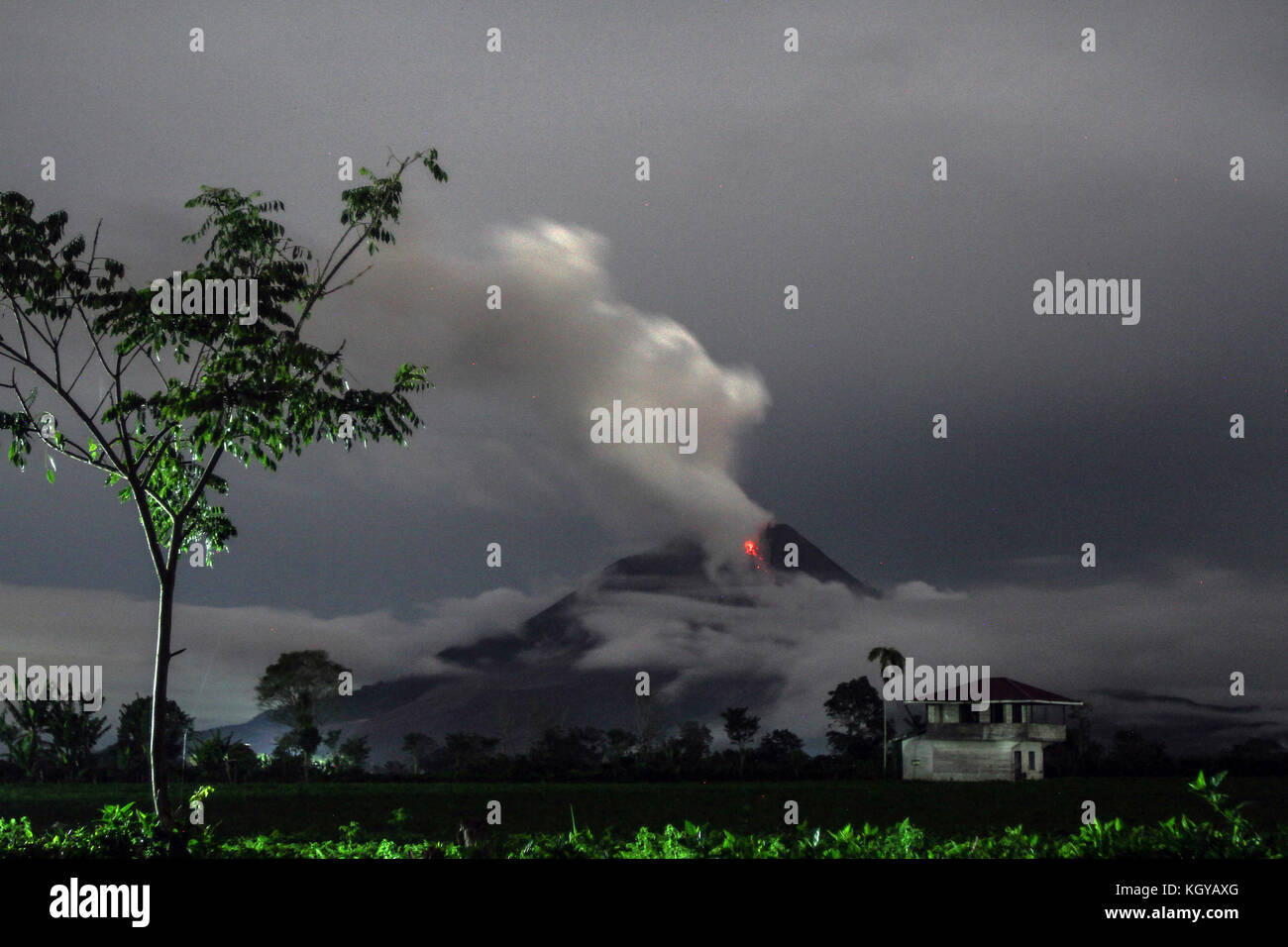Karo, North Sumatra, Indonesia. 10th Nov, 2017. Mount Sinabung volcano ...