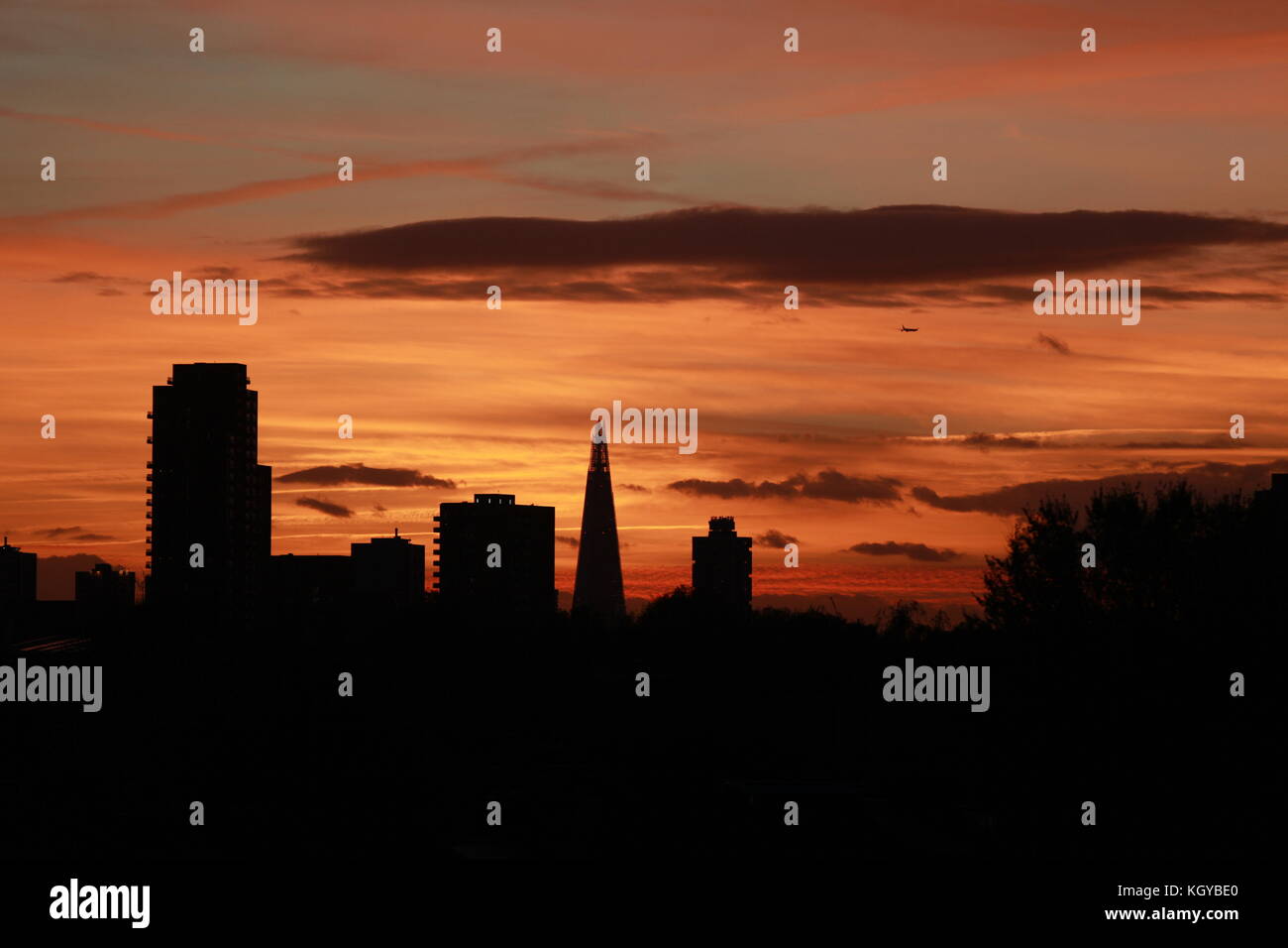 London, UK. 10th Nov, 2017. UK Weather. A spectacular sunset over East ...