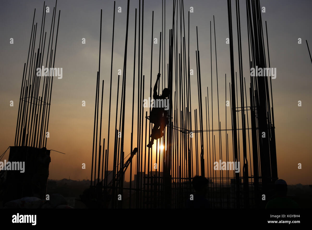 Dhaka, Bangladesh. 10th Nov, 2017. A Bangladeshi construction worker ...