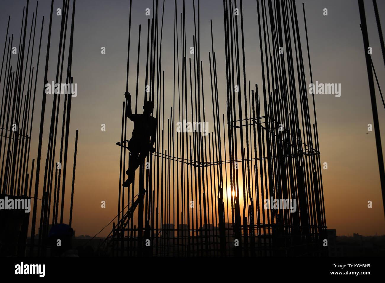 Dhaka, Bangladesh. 10th Nov, 2017. A Bangladeshi construction worker ...