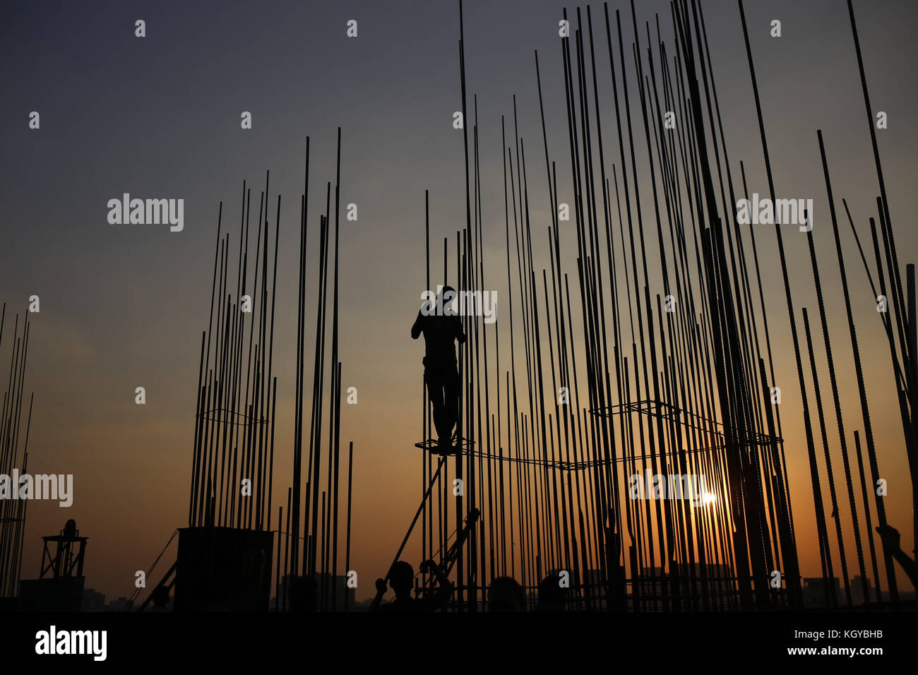 Dhaka, Bangladesh. 10th Nov, 2017. A Bangladeshi construction worker ...