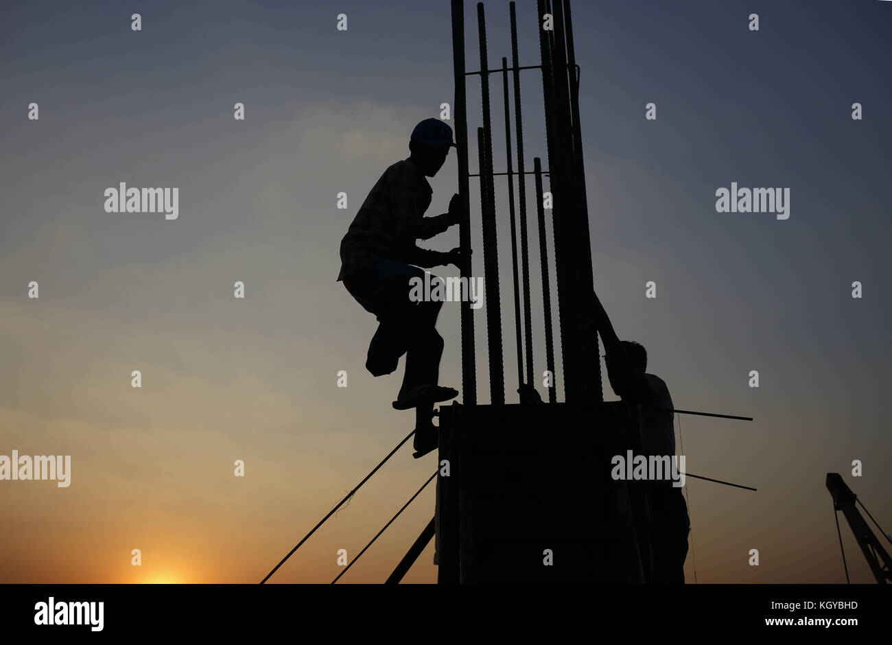 Dhaka, Bangladesh. 10th Nov, 2017. Bangladeshi construction workers ...