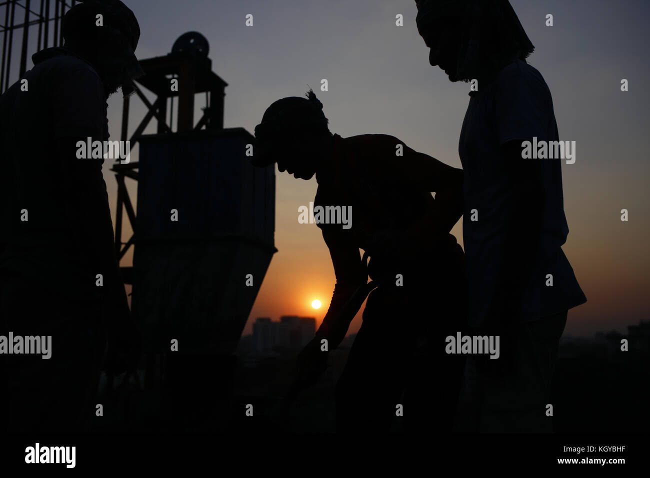 Dhaka, Bangladesh. 10th Nov, 2017. Bangladeshi construction workers ...