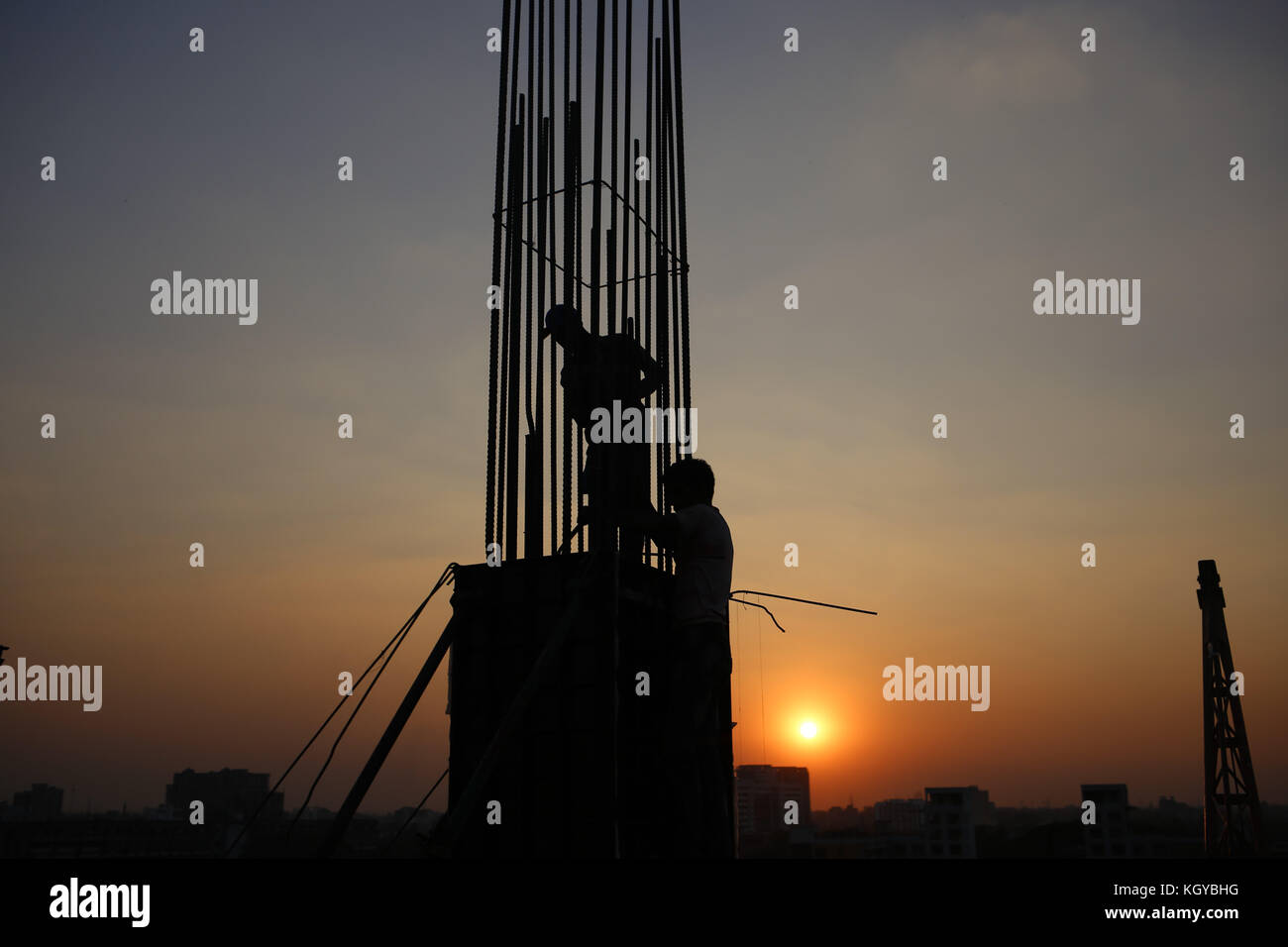 Dhaka, Bangladesh. 10th Nov, 2017. Bangladeshi construction workers ...