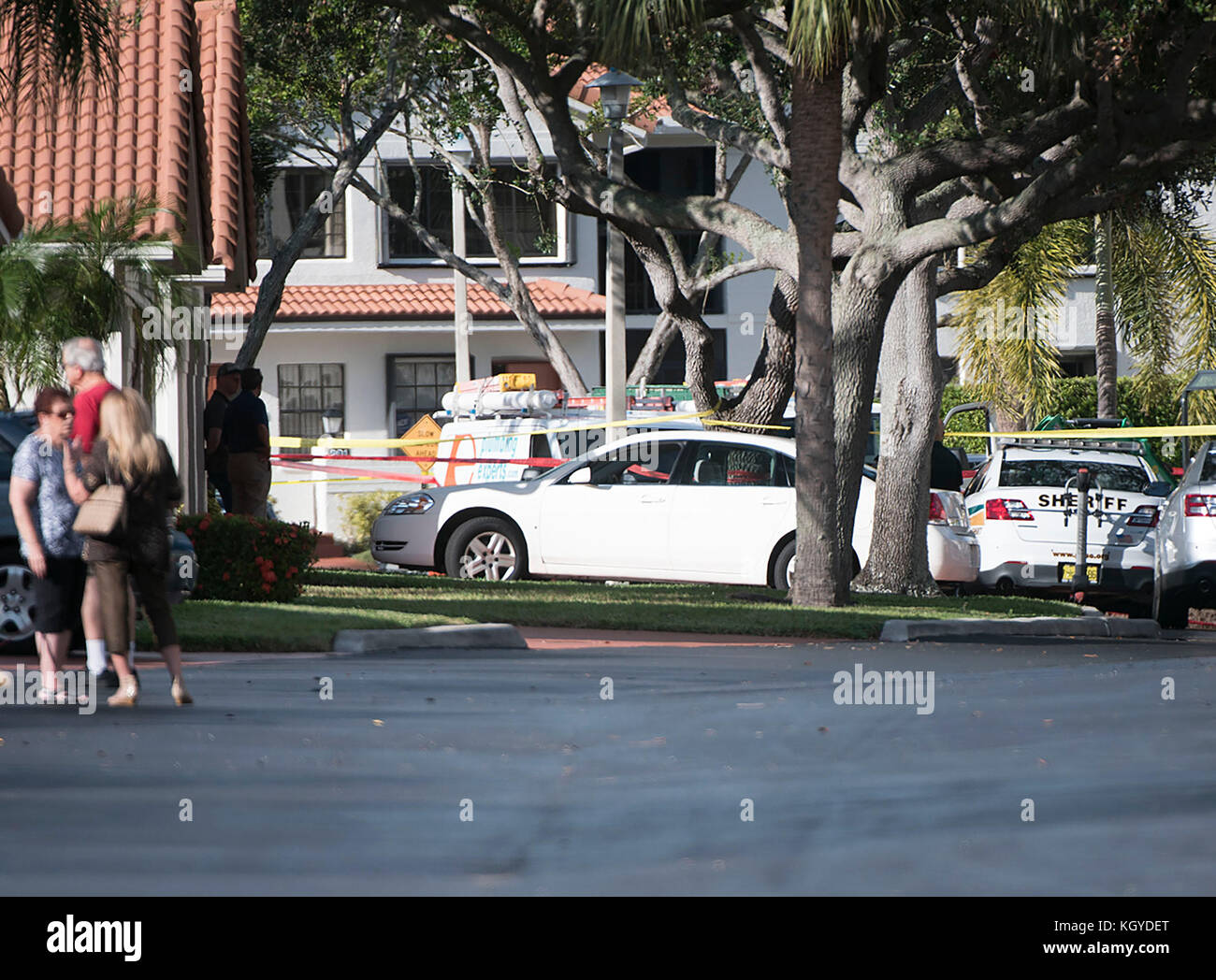 Boynton Beach, Florida, USA. 10th Nov, 2017. Passers-by watch the scene ...