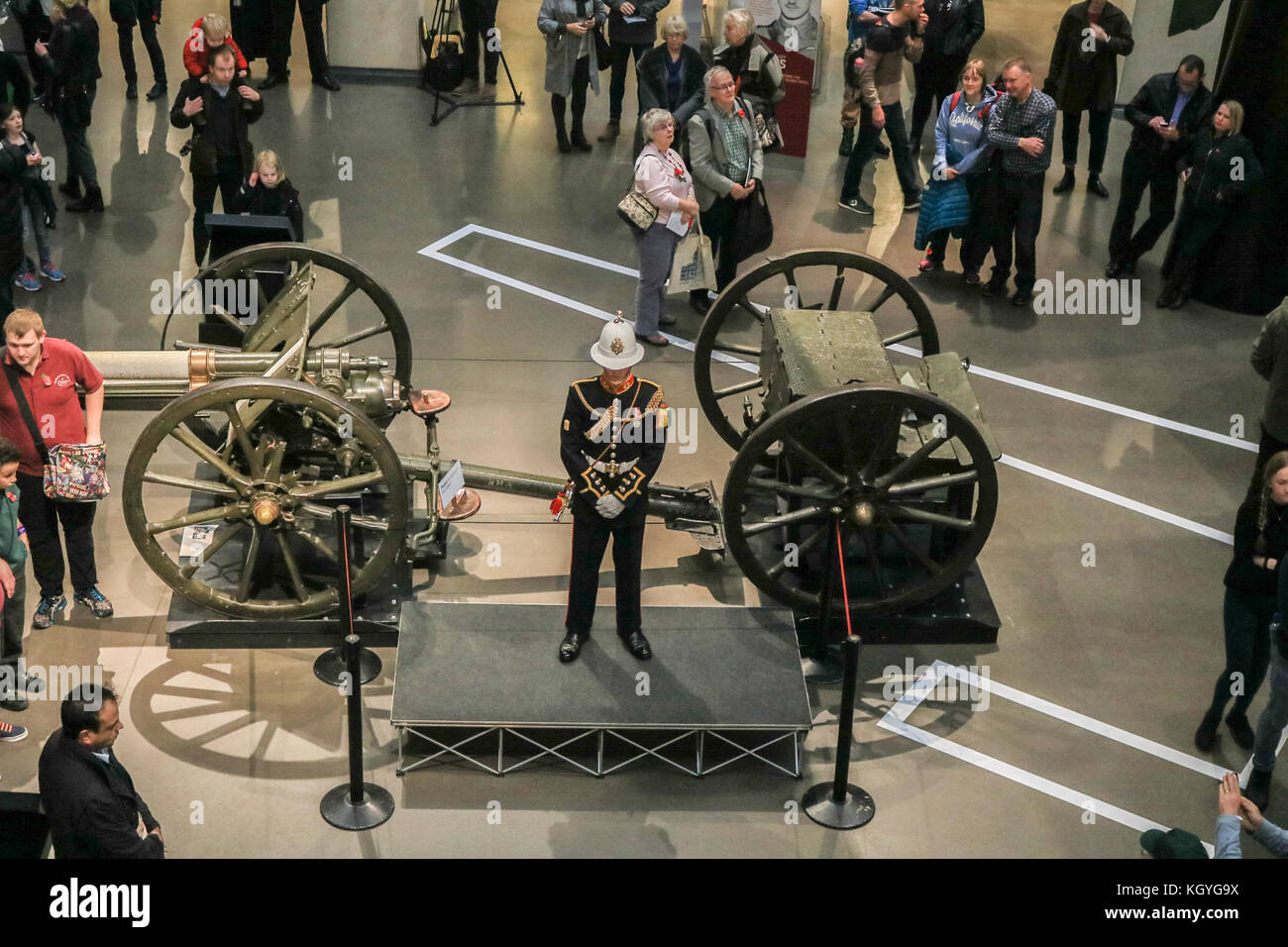 London, UK. 11th Nov, 2017. A Royal Marine Bugler plays the Last Post ...