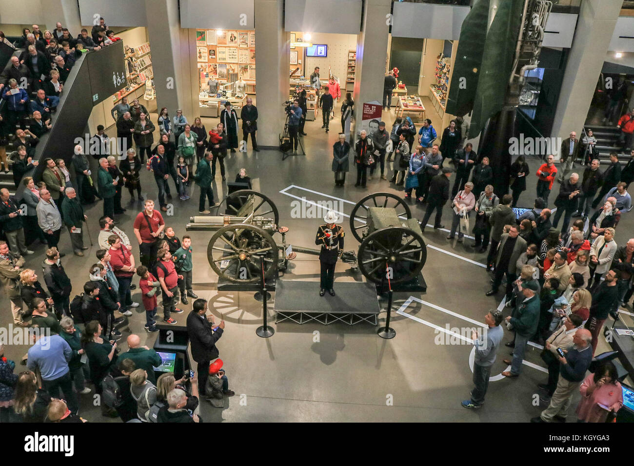 London, UK. 11th Nov, 2017. A Royal Marine Bugler plays the Last Post ...