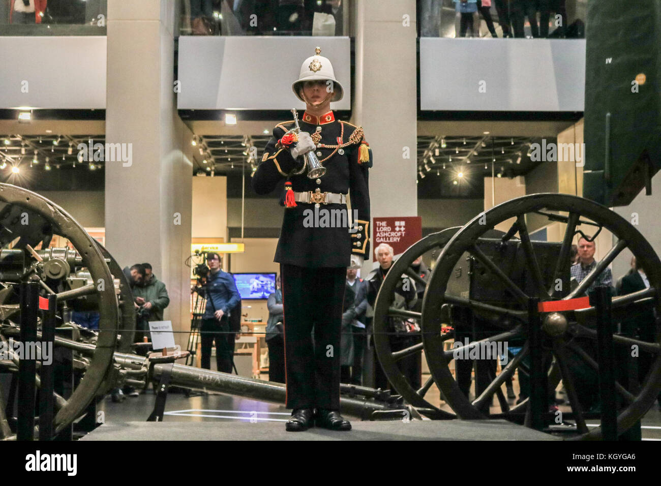 London, UK. 11th Nov, 2017. A Royal Marine Bugler plays the Last Post ...